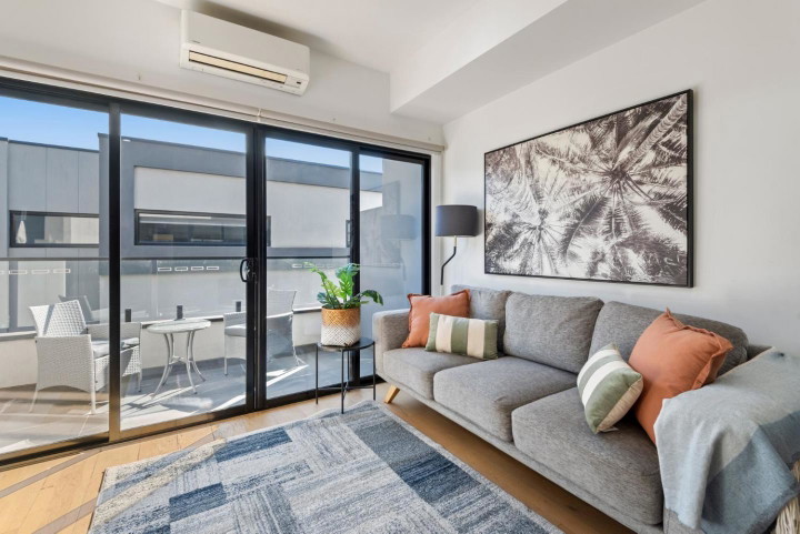 Comfortable 2br Retreat With Balcony & Parking - Southland