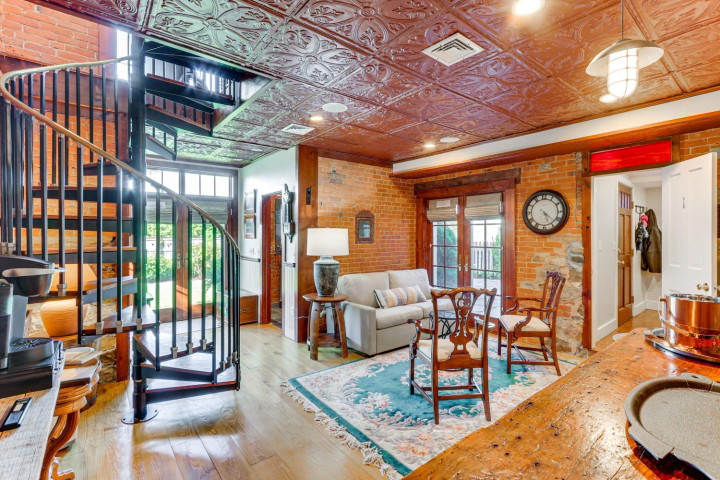 Downtown Essex Apartment - Steps To River! - Essex, CT