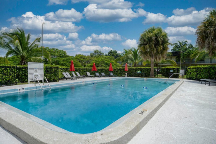 Riverwatch Apartments By Lowkl - Florida