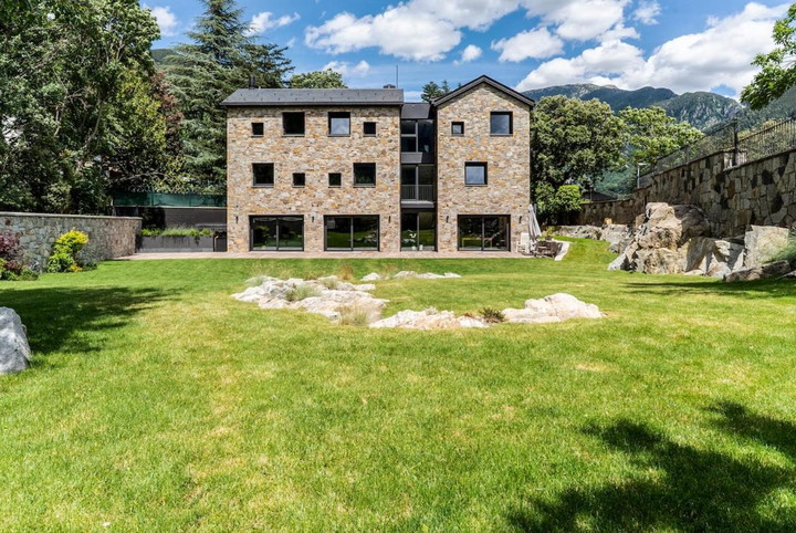Historic French Embassy Gardens Chalet In Andorra L By Bonesvacances - Andorra la Vieja