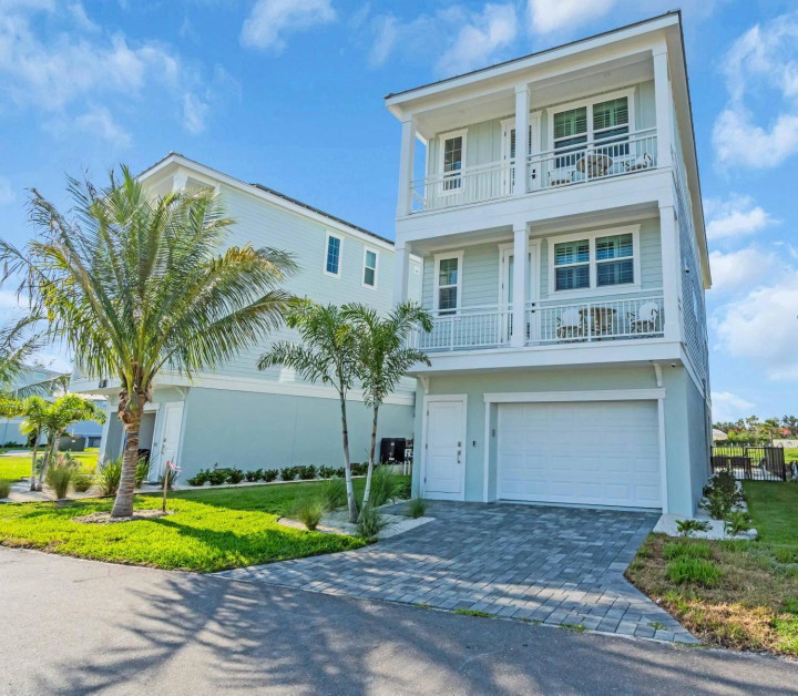 Coastal Luxe Villa - Anna Maria Island, FL