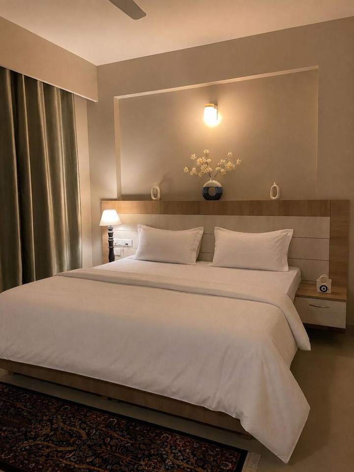 Padharo Madhav, Private Balcony, Near Pream Mandir - Vrindavan
