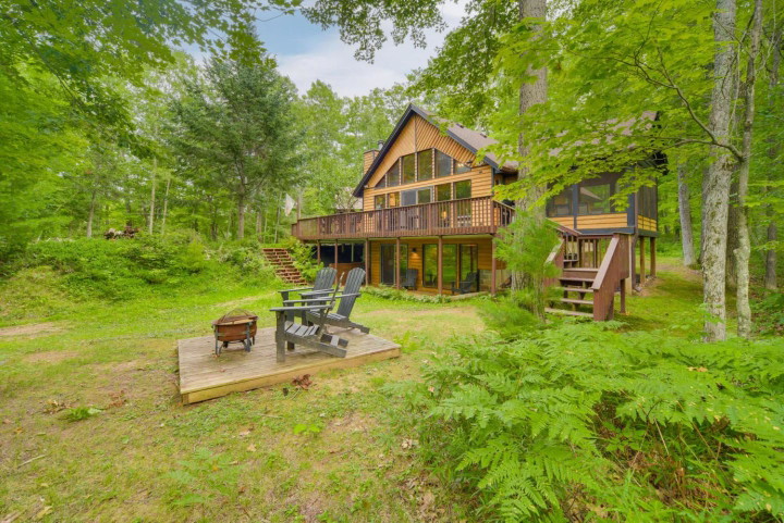 Cozy Wisconsin Cabin W/ Deck, Kayaks & Lake Views! - Hayward, WI