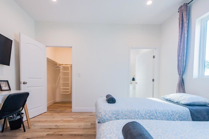 Economical Comfortable Bed And Ensuite Bath By Culver City - Cha9a - Los Angeles