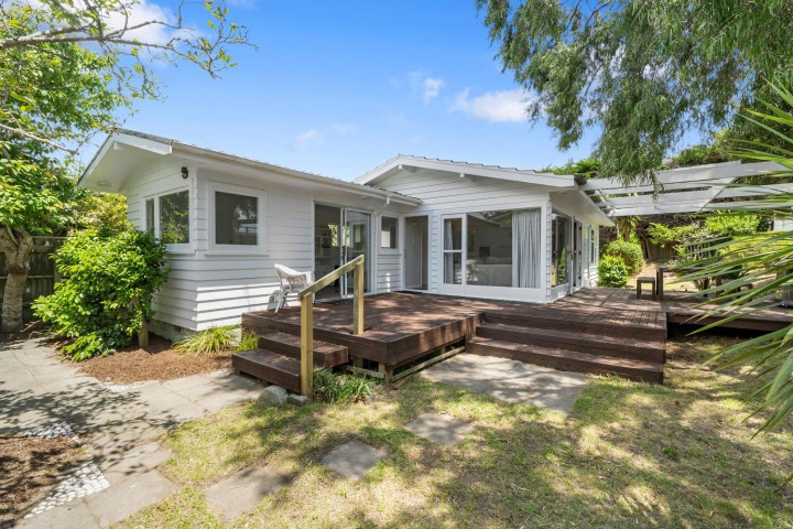 Blue Gate Cottage - Waikanae Beach Holiday Home - Waikanae