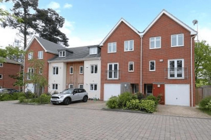 Ascot Four Bedroom House With Garden - Bracknell