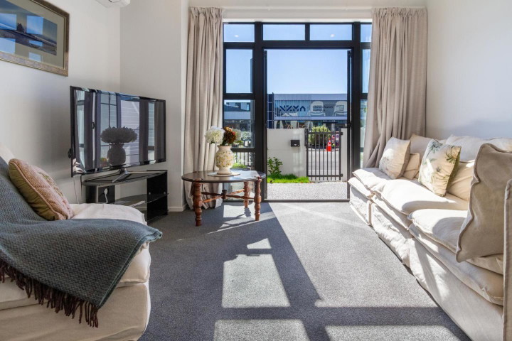 Character Meets Comfort, 2-bedroom City Townhouse - South Island