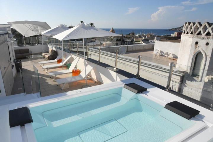 White 1903 - Rooftop Pool & Luxury Rooms - Forio