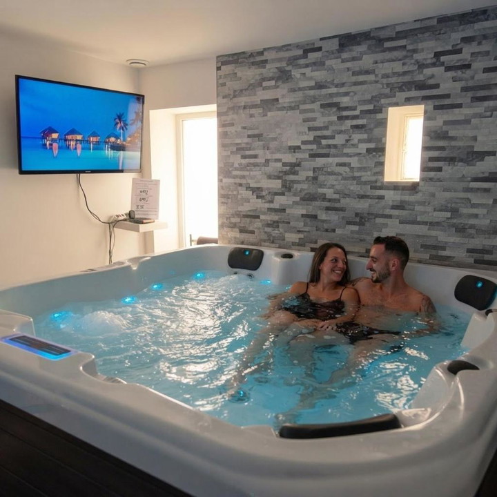 Gîte Ange Ou Démon, Jacuzzi, Sauna, Love Room, Location à La Journée - Black Forest
