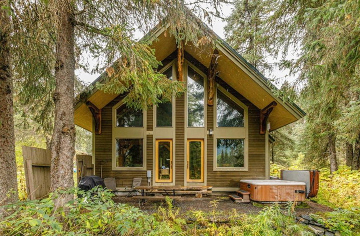 Handcrafted Girdwood Cabin Above A Quiet Pond - Girdwood, AK