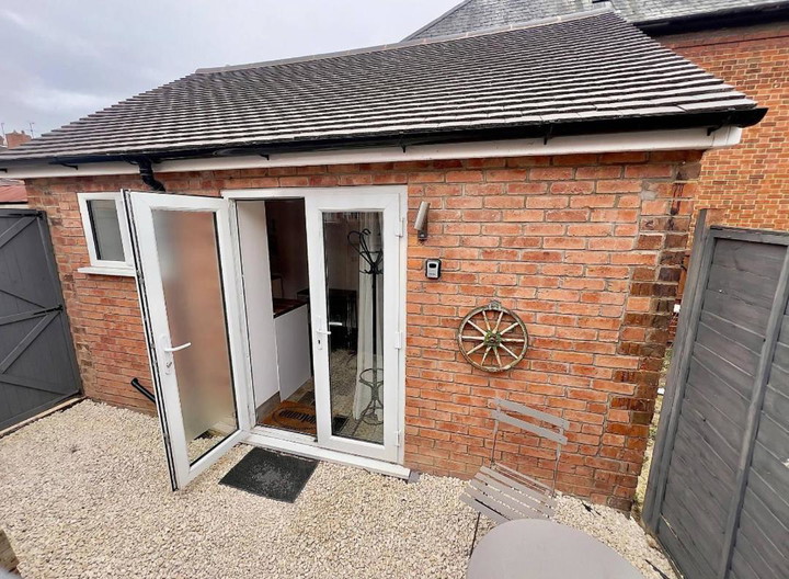 Cosy Cart Shed - Evesham