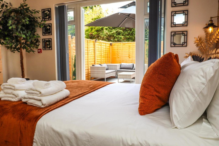 Half Moon Luxury One Bedroom - Spacious Apt Romantic Getaway With A Hot Tub, 5 Min Away From Eastbourne Centre , Free Parking - Eastbourne