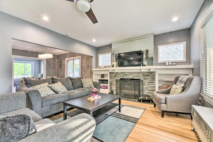 Elegant Detroit Home W/ Yard ~ 5 Mi To Dtwn! - Warren, MI