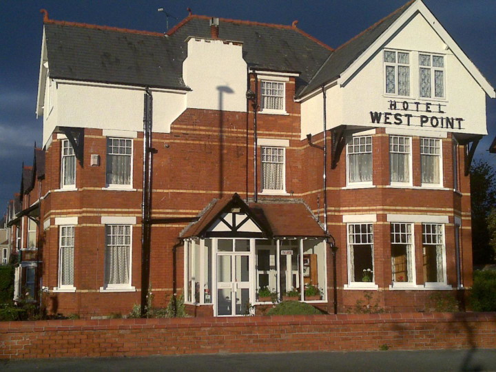 West Point Hotel Bed And Breakfast - Rhos-on-Sea