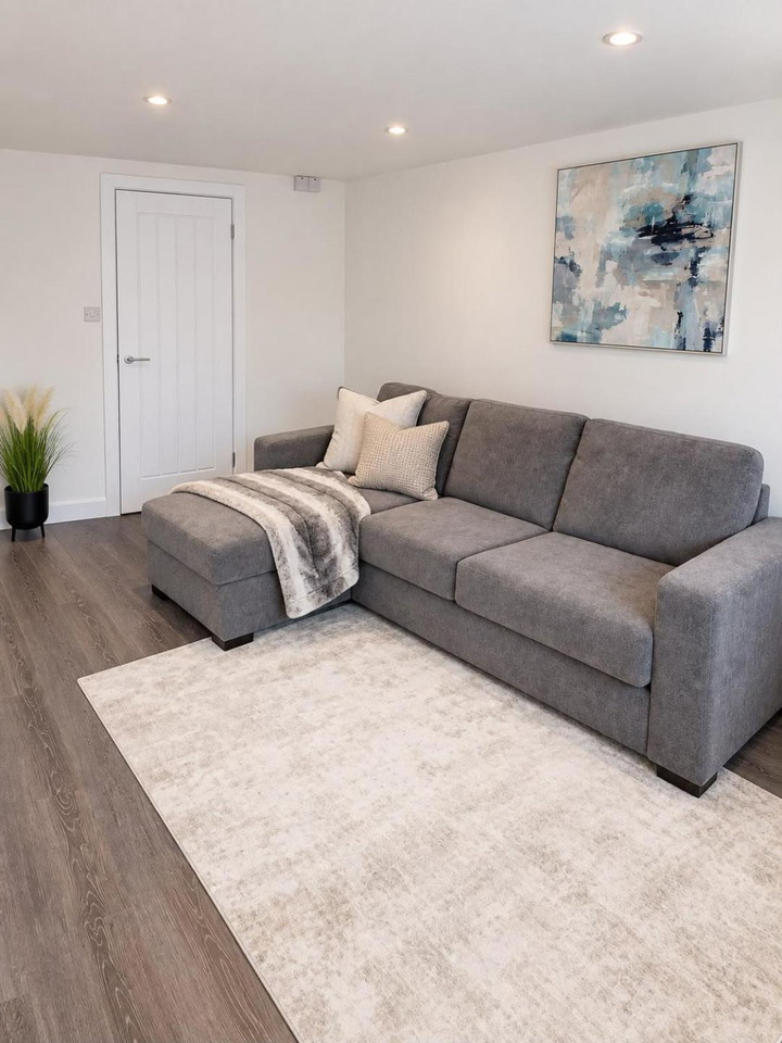 Moodyscroft Homestay, Nec, Bhx, Resorts World, Hs2, Jlr - Netflix - Staffordshire