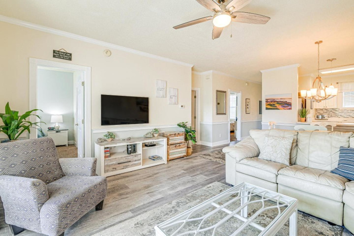 Pools & Golf, 2 Mi To Beach: Myrtle Beach Condo! - Conway, SC