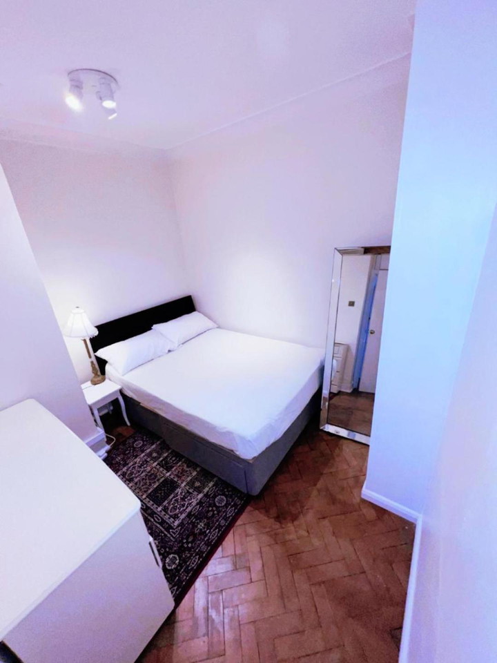 Small Double Bedroom In A Bright Flat Near Heathrow & Mins To River - Londra