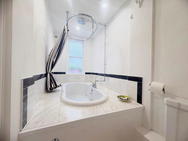 Stylish 2-bed Weybridge Sleeps 4 Free Parking - Woking