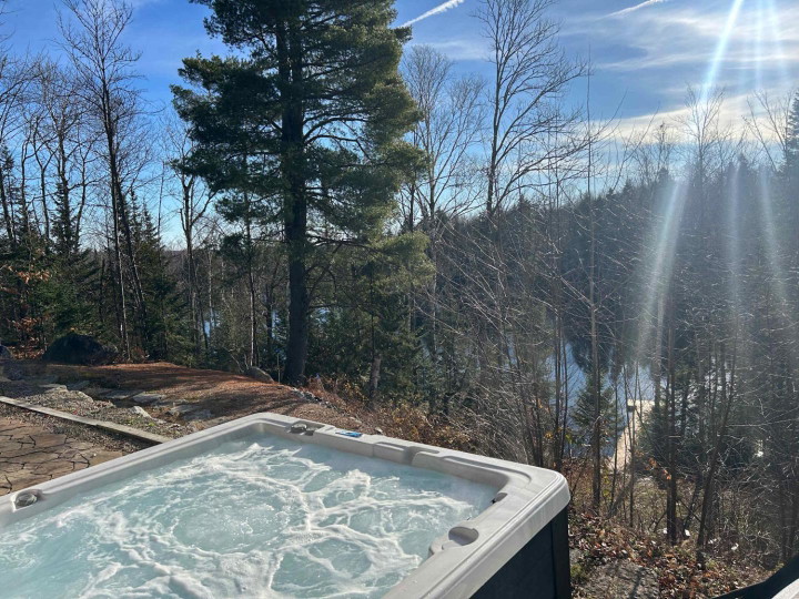 Panoramic Lakefront Chalet With Hot Tub & Firepit - Québec