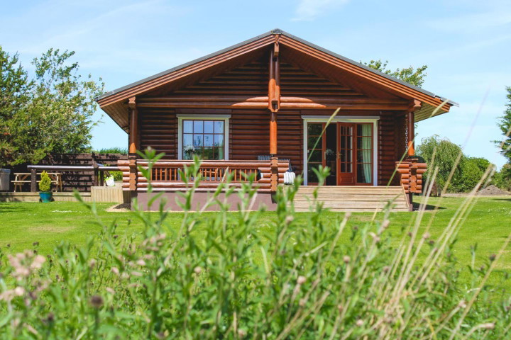 Tomatin - Luxury Two Bedroom Log Cabin With Hot Tub - United Kingdom