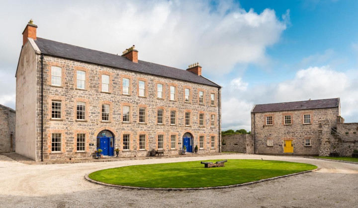 Beautifully Restored Soldier's Barracks To Sleep 10 People - Shannon, İrlanda