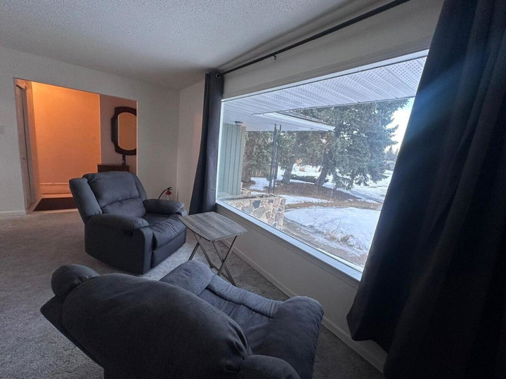 Cozy West Edmonton Home Near Jasper Park & Shops - Edmonton, Canada