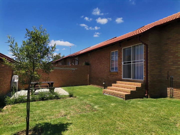 Lovely 2 Bedroom Townhouse With Private Garden - Centurion