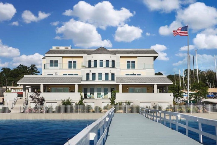 Fathoms Hotel & Marina - Roslyn, NY