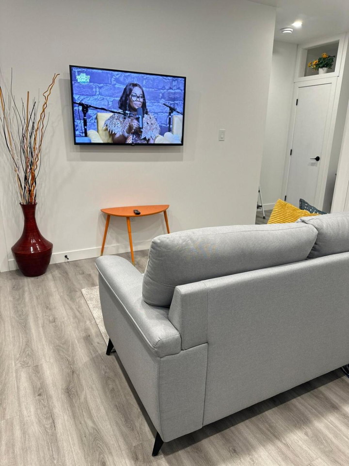 Modern Basement Suite Near West Edmonton Mall - Edmonton