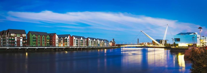 Luxury 2 Bedroom Waterfront Apartment With Balcony - Newport