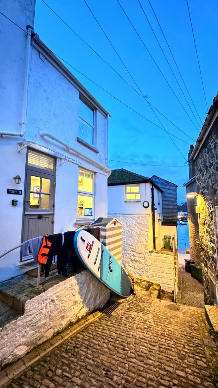 Smugglers Hide Cottage And Separate But Connecting Smugglers Cabin - - In A Beautifully Renovated Fishermans Cottage - - Harbour Views - - Beach Only 10 Metres - - Renovation Awards Winner - - Book Both For An Even Larger Property - - Book Today!! - St Ives