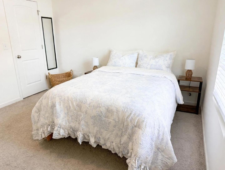 Spacious Room With Shared Bathroom - Clayton, NC