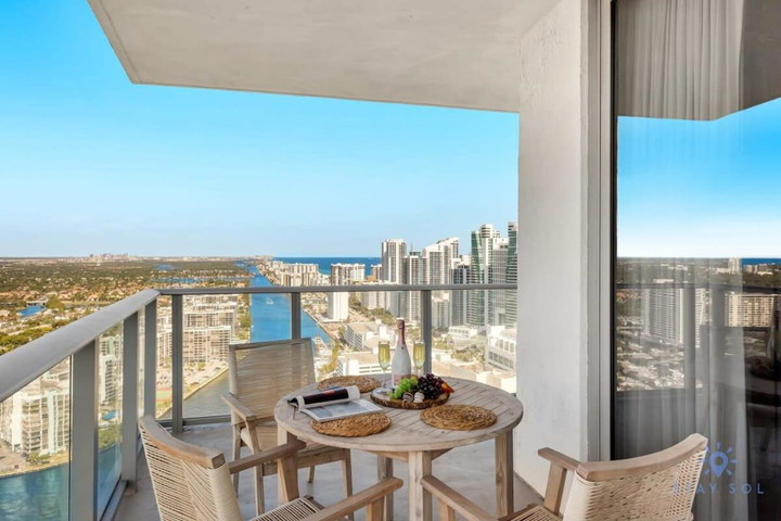 High Floor With Stunning Views, Amazing Pools - North Miami Beach, FL