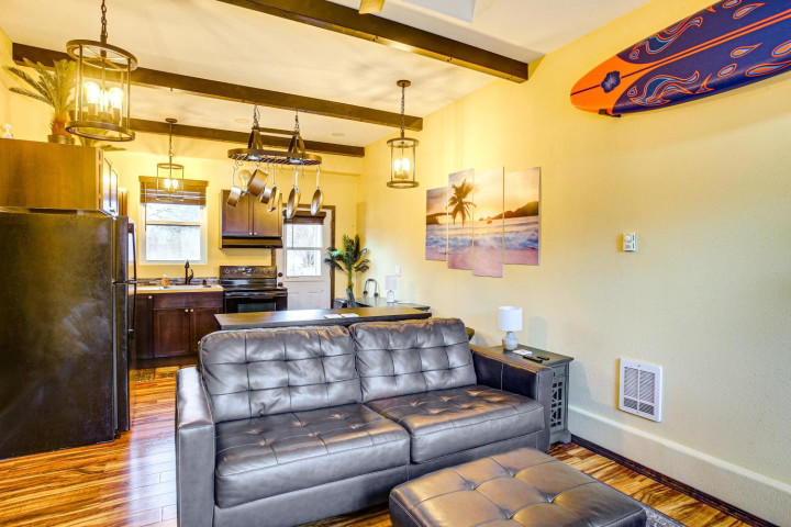 Electric Fireplace: Central Coeur D'alene Studio! - Coeur d'Alene, ID