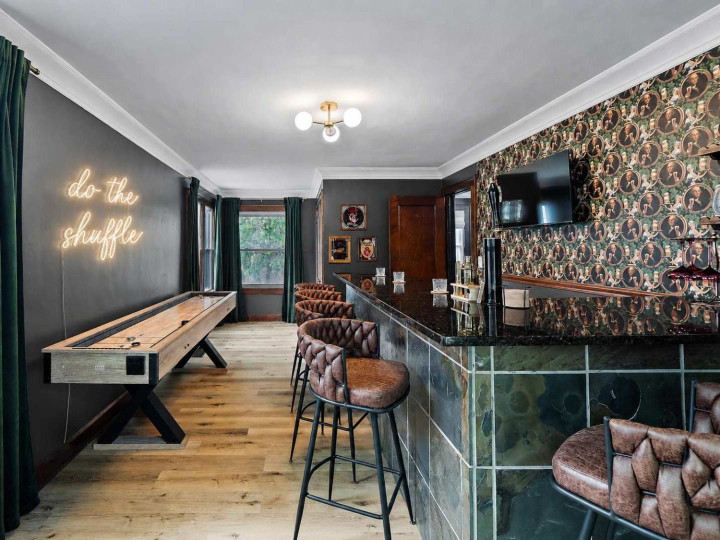 Poker-bar-shuffleboard-firepit-walkable-sleeps 10 - Brunswick, OH