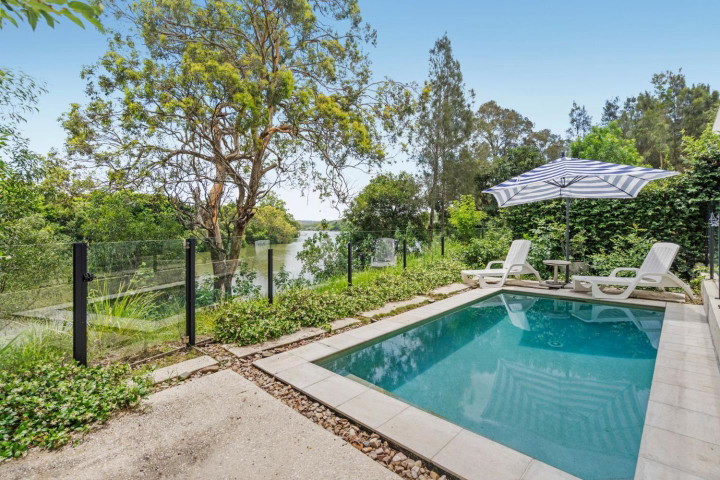 Luxury Riverside Retreat In Benowa - 