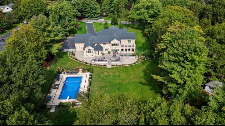 Stunning Luxury Estate With Pool In Syosset - Huntington, NY