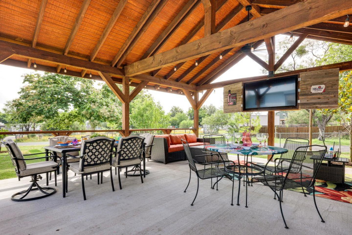 Lake Lbj Home: Putting Green, Pavilion & Fire Pit - Kingsland, TX