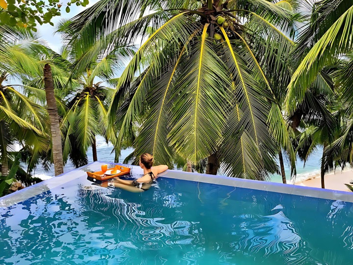Rocky Point Beach Front Pool Resort - Sri Lanka