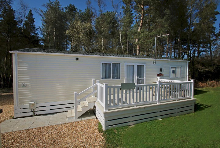 02 - Supreme 2 Caravan With Decking - Île de Wight