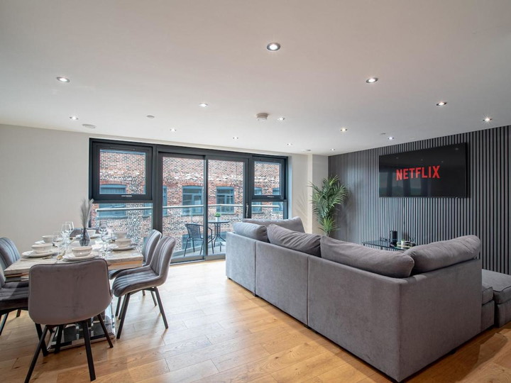 Leeds Dock Penthouse With Balcony & Parking - Leeds