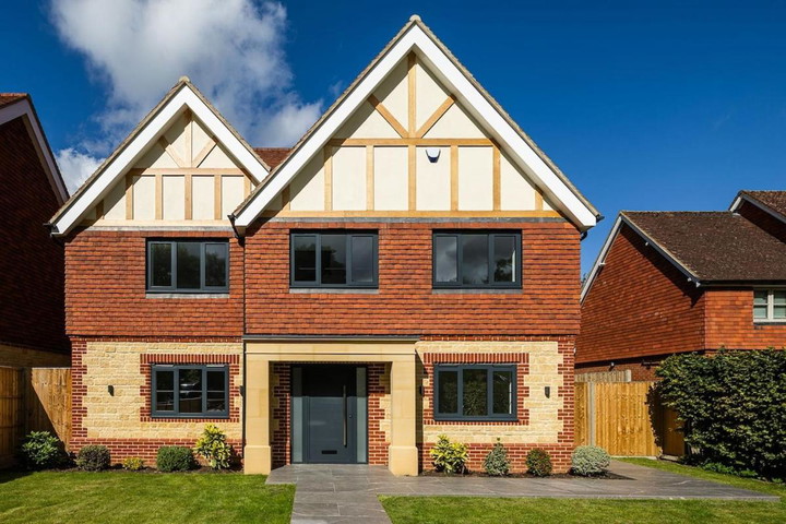 Detached 6 Bedroom Home In Surrey Hills Peaslake - Shere