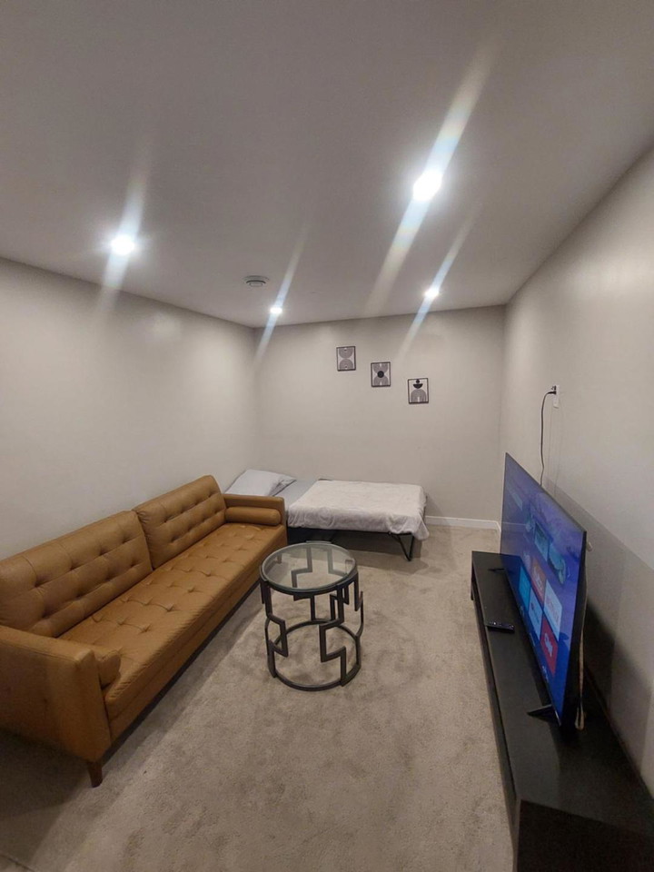 Cozy Private Suite With Parking Near Restaurants - Regina