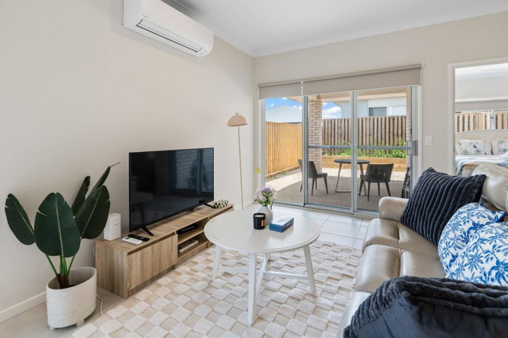 Modern 4br Home In Peaceful White Rock Community - Ipswich