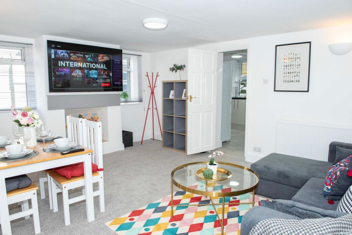 Large 1 Bed Apartment In Southsea Portsmouth - Sleeps 4 & Free Parking - Fareham