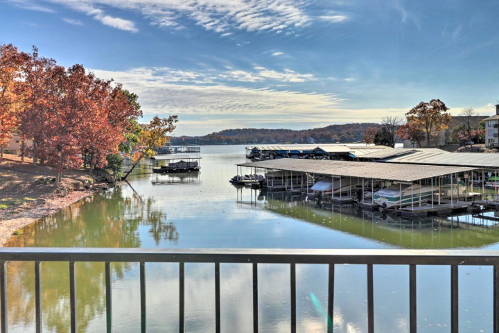 Pool + Fishing Docks: Couple's Lake Ozark Condo - Stany Zjednoczone