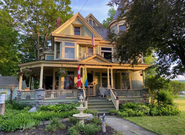 Bentley House Bed And Breakfast - Castleton, VT