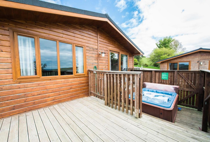 Skylark Lodge With Hot Tub - Dundee