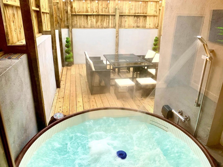 Victory Hot Tub House - Blackpool