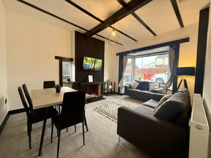 Elegant 4-bedroom Getaway - Parking For 4 Cars - Solihull